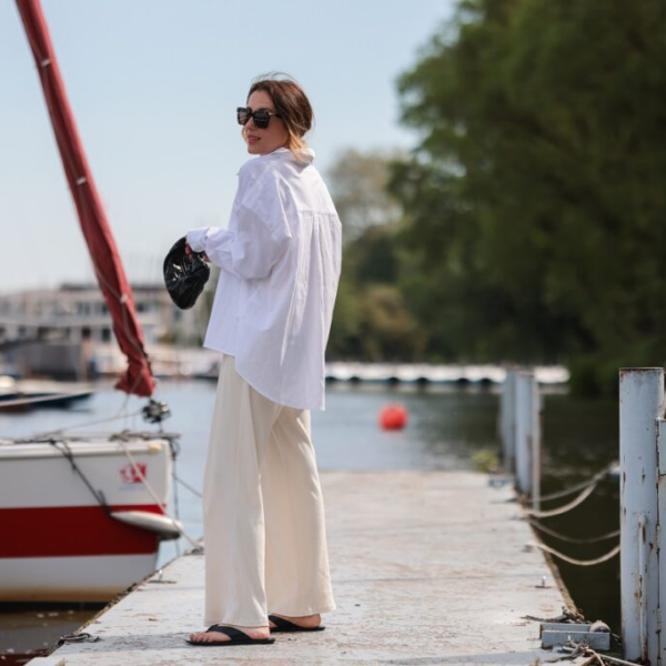 Langes weißes Hemd angesagt stylen